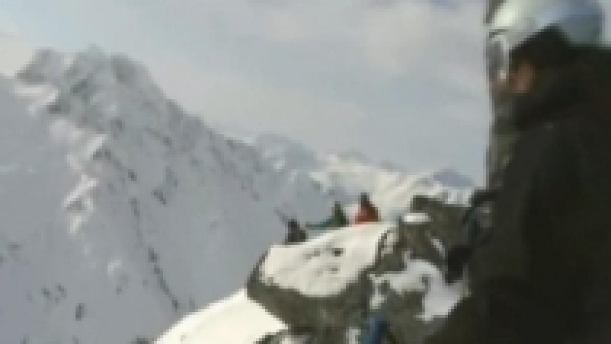 Imagini suprinse de un schior îngropat în zăpadă, în urma unei avalanşe ...