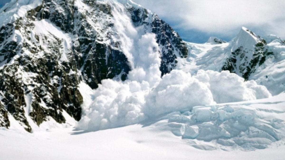 Risc de avalanşă în Munţii Făgăraş şi Bucegi. La Bâlea Lac, stratul de ...