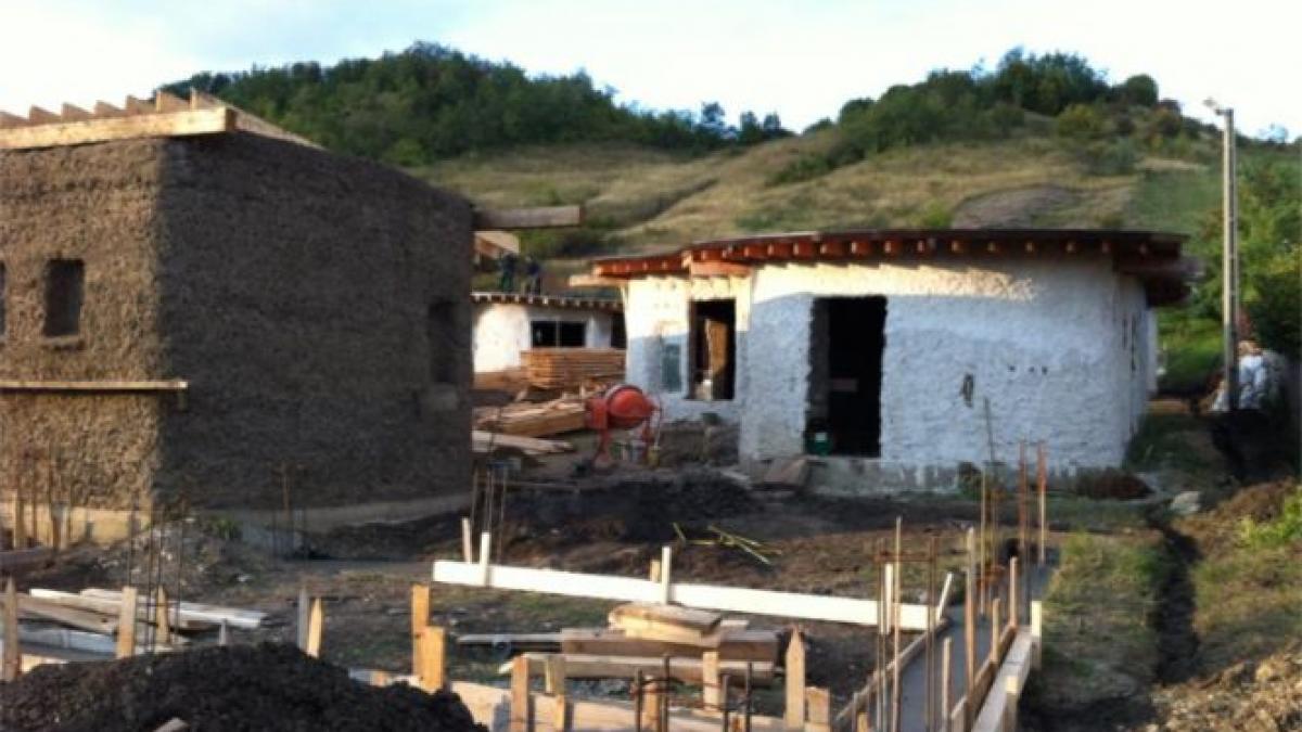 Mini-sat cu locuinţe eco, în apropierea Vulcanilor Noroioşi. Casele ...