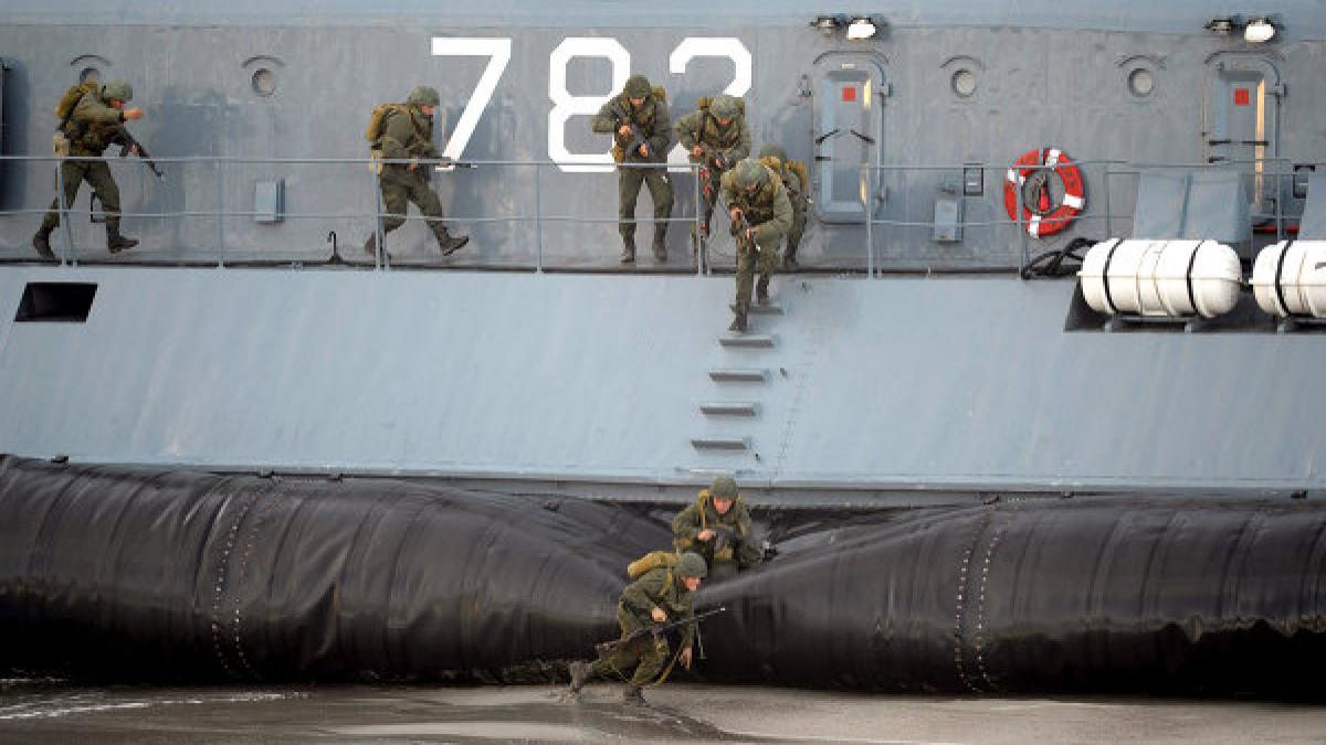 Nave militare ruse, inclusiv submarine, efectuează exerciţii cu muniţie ...