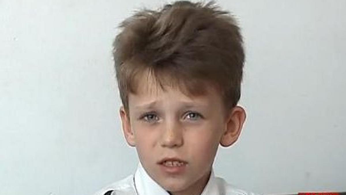 Un copil de 7 ani luptă cu diabetul şi cu statul român