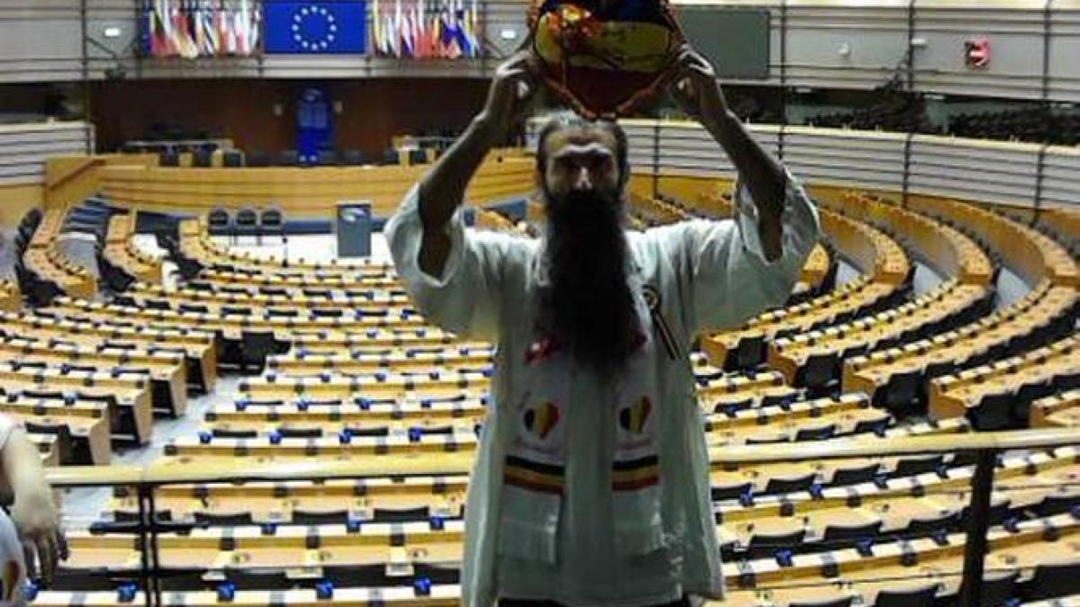 Spectacol românesc la Bruxelles. Stegarul dac a vrut să-i impresioneze ...