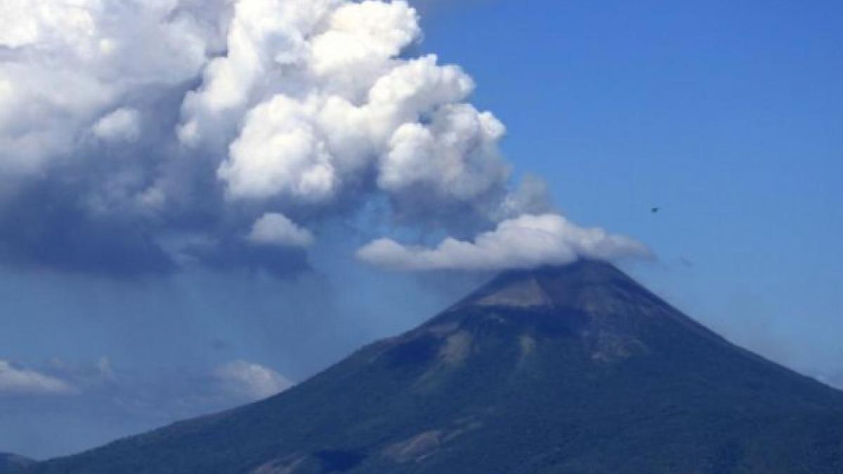 Erupție vulcanică spectaculoasă. Vulcanul a fost inactiv mai bine de un ...