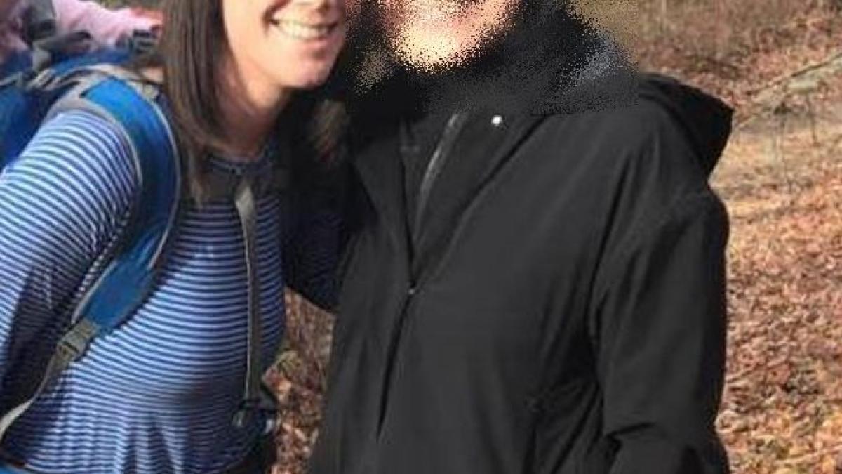 A ieșit la plimbare prin pădure și a văzut o femeie într-o geacă neagră ...