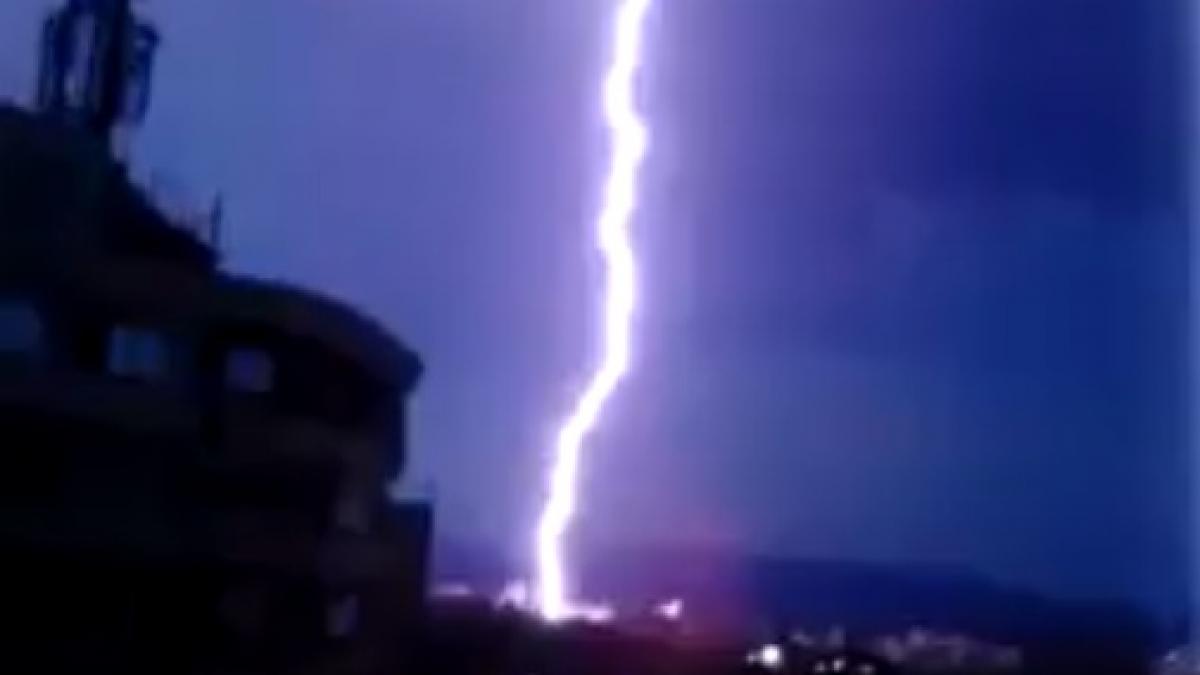 Imagini incredibile, fulger în mijlocul orașului Alba Iulia (VIDEO)