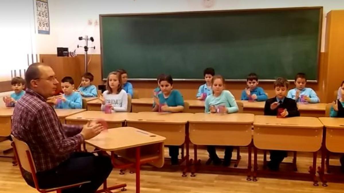 Ce face un profesor din București pentru a-și cunoaște bine elevii ...