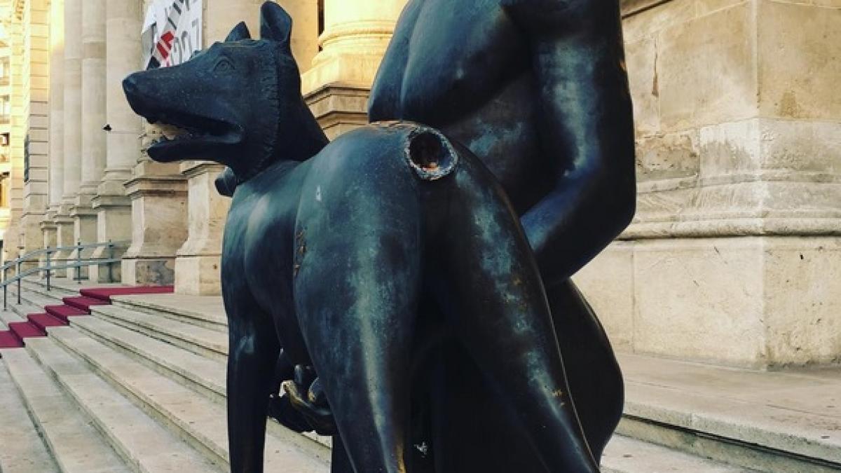 Lupoaica din fața Muzeului de Istorie din București a rămas fără coadă