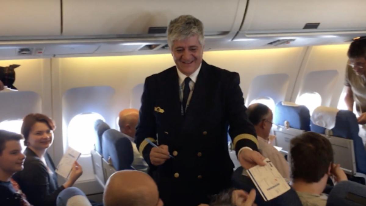 Ce crede un pilot TAROM despre oamenii care îl aplaudă la aterizare