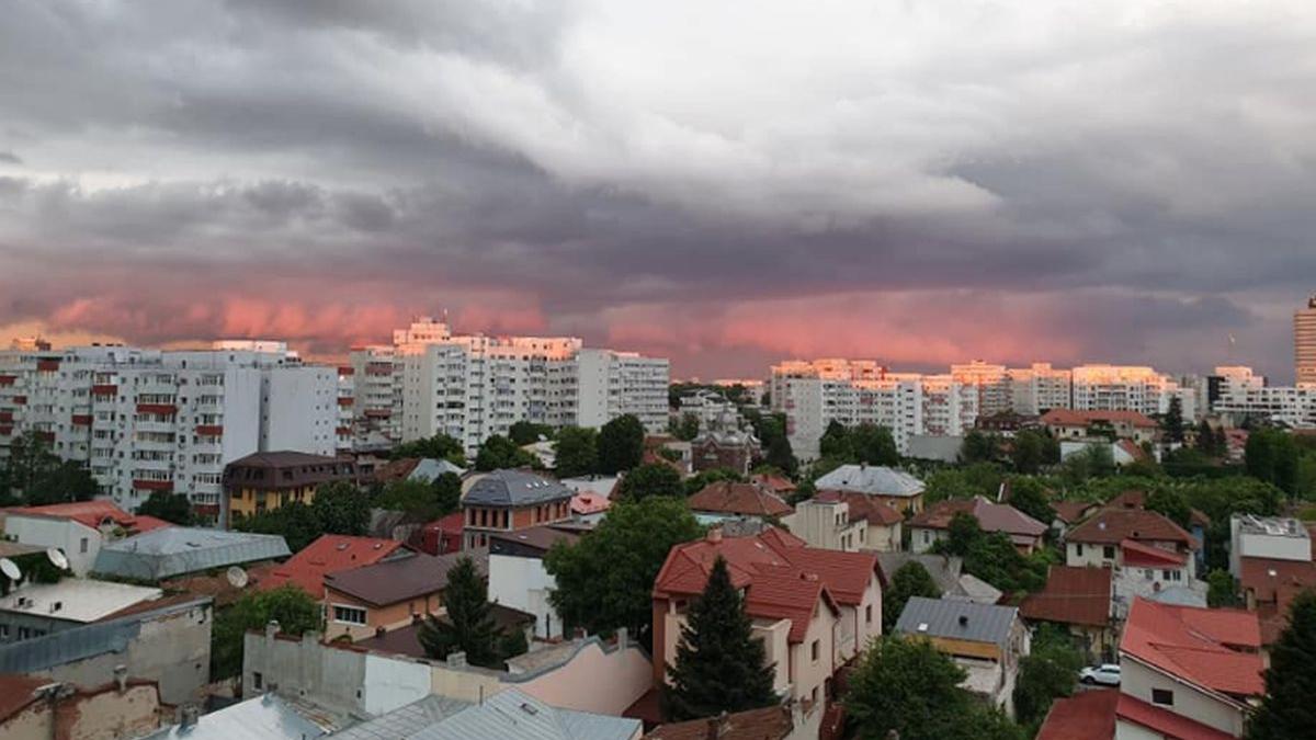 Cer neobișnuit de roșu în București. Apus de soare pe fundal de nori cu ...
