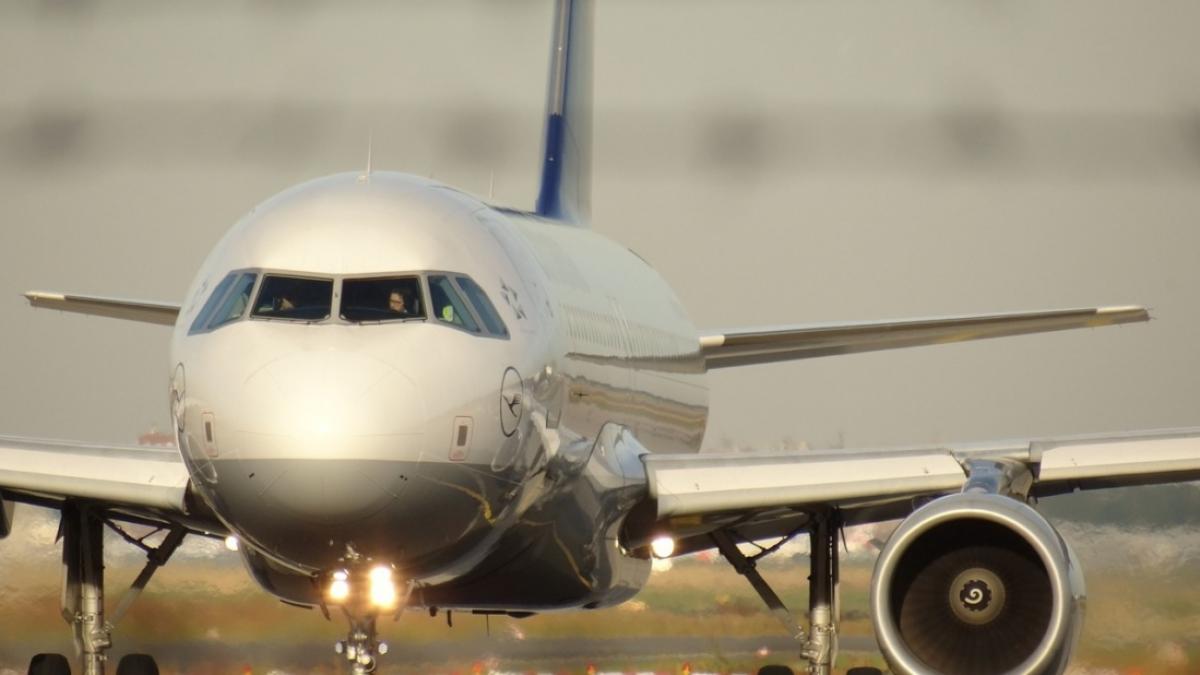 Au scăzut prețurile la biletele de avion spre anumite țări. Vezi unde ...