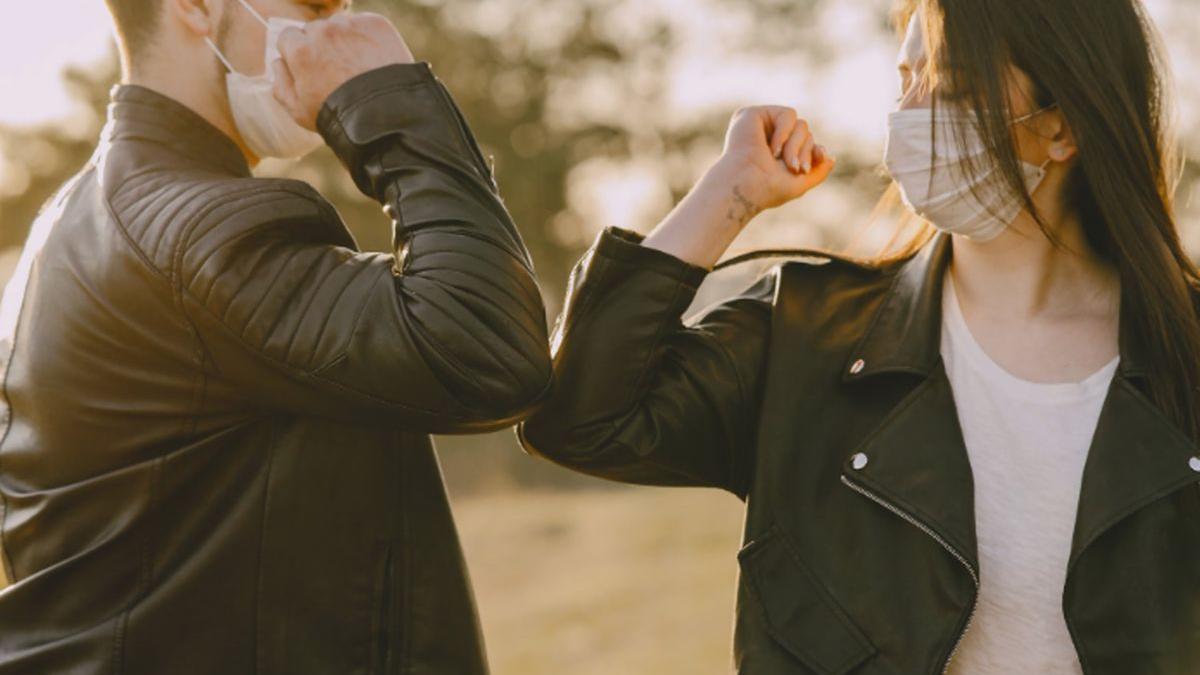 Salutul în vreme de pandemie. De ce e periculos să folosești cotul