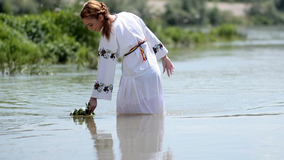 Sânzienele sau Drăgaica: Ritualuri și tradiţii pentru noaptea în care ...