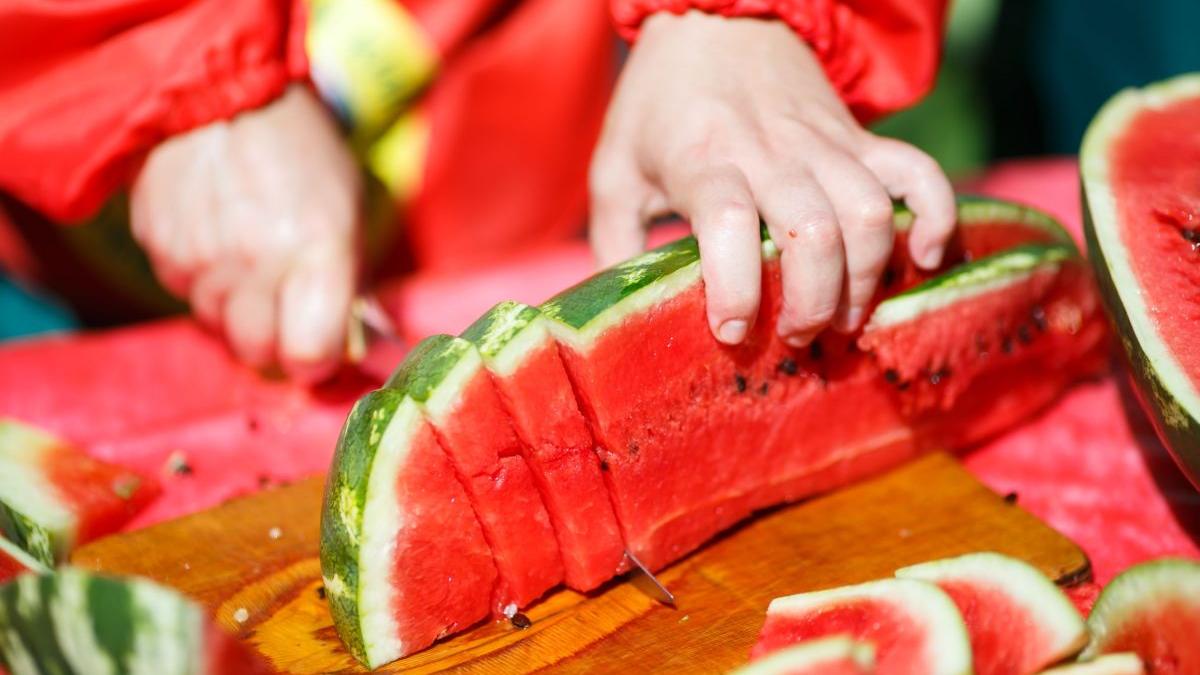 Primii pepeni de Dăbuleni s-au copt. La ce preț ajunge lubenița ...