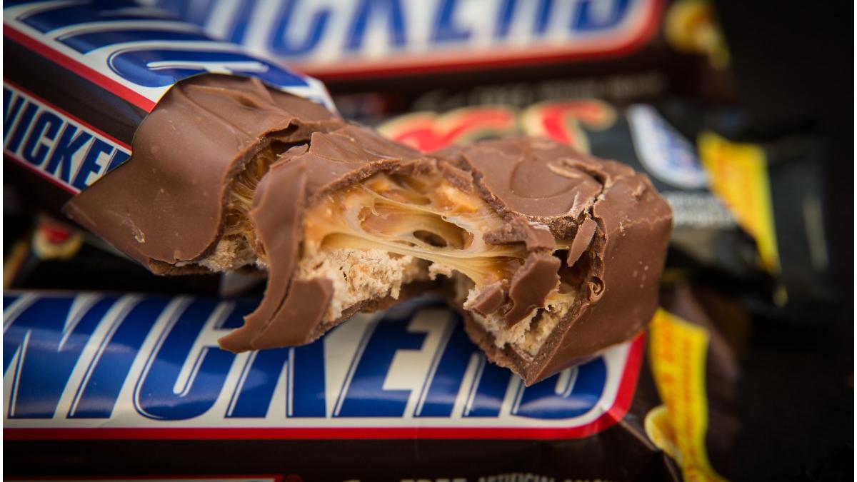 Snickers retrage o reclamă, în urma acuzațiilor de homofobie
