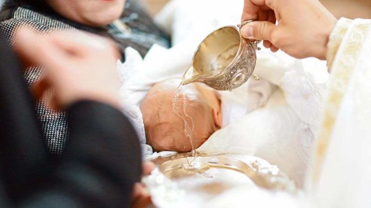 Un preot catolic a botezat incorect timp de 20 de ani. Mii de ceremonii ...