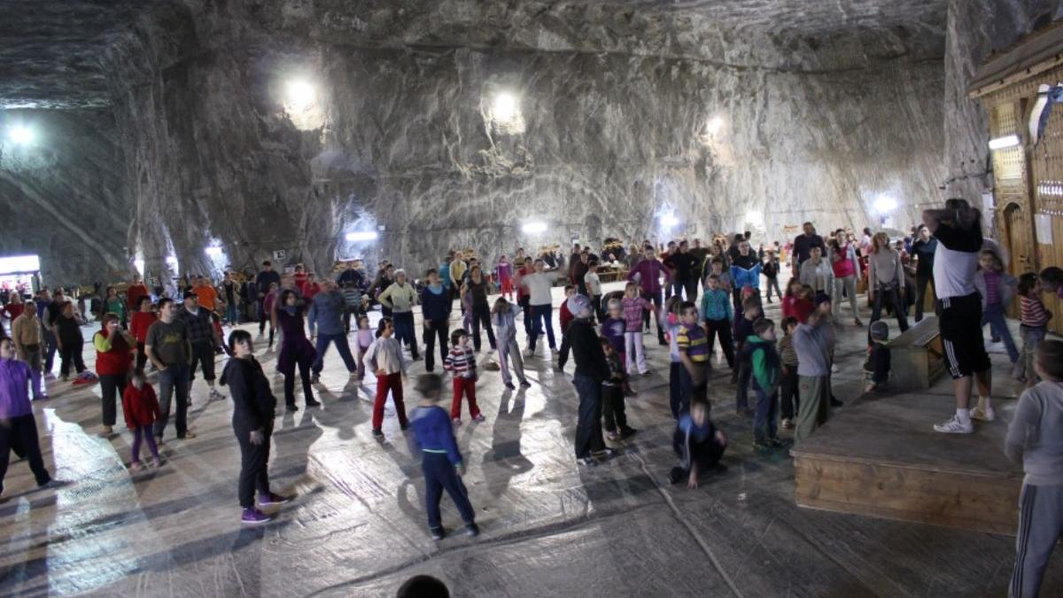 Evacuare de urgenţă la Salina Praid, după ce calea de acces a fost inundată