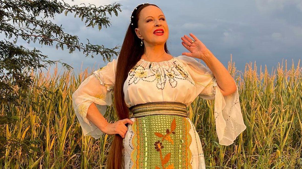 Ritualul secret al Mariei Dragomiroiu. De ce îşi pune părul în grădină ...