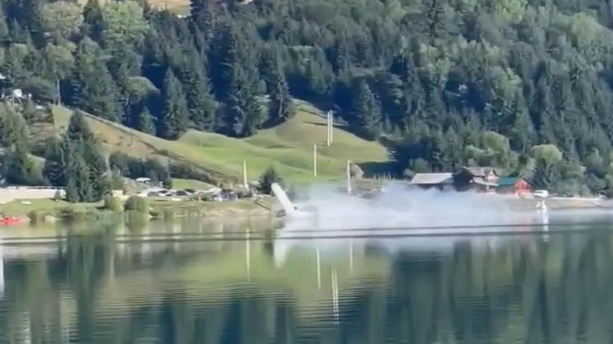 Momentul în care avionul s-a prăbuşit în lacul Colibiţa a fost filmat ...