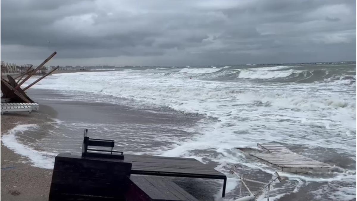 Staţiune devastată de furtună pe litoralul românesc. Alerta continuă cu ...