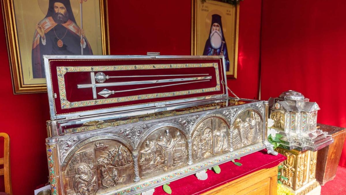 Racla cu moaştele Sfântului Calinic de la Cernica, adusă la Parohia ...