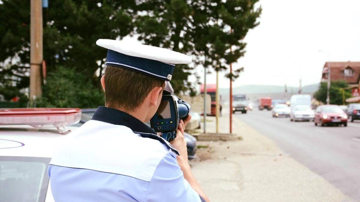 Băiat de 16 ani, prins la volanul unei maşini furate, gonind cu 135 km/h, în județul Buzău ...