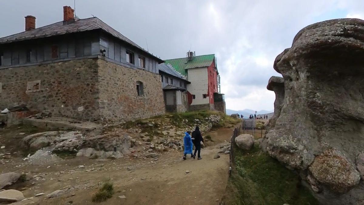 Cabana Babele, pensiunea aflată pe platoul Bucegi, a fost scoasă la ...