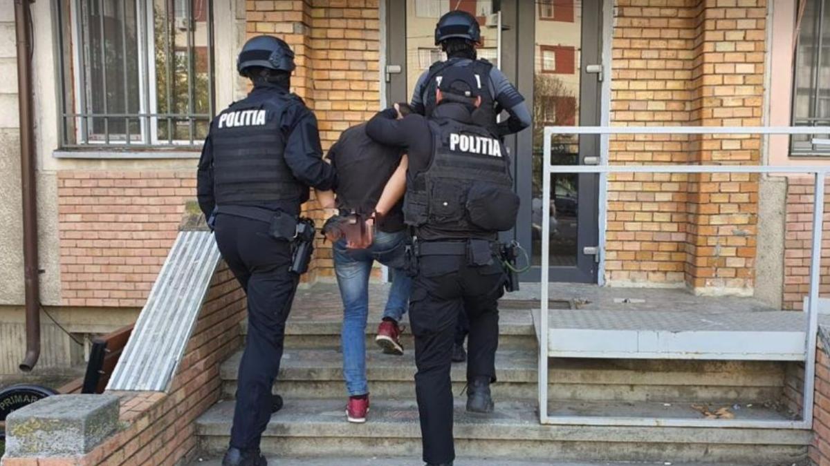 Mașină de Poliție avariată de un șofer fără permis care a fugit ...