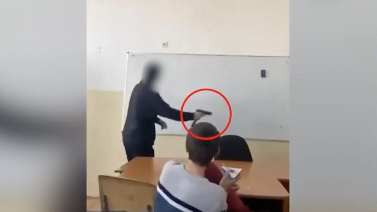 Primele imagini cu elevul care a venit cu pistolul la şcoală şi şi-a ...
