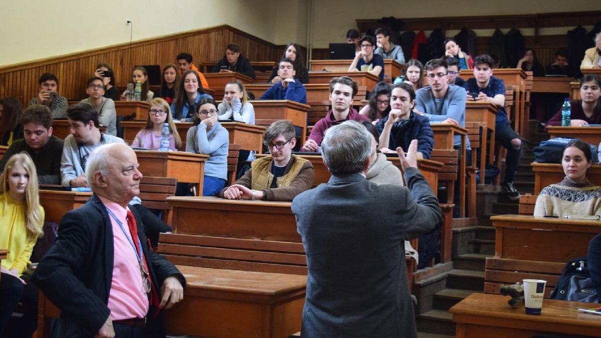 Un profesor din Iaşi a iniţiat proiectul „Programare cu răbdare”. Sute ...