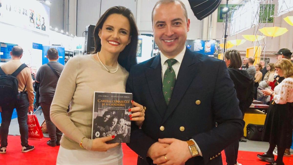 Ana şi Filip Iorga au lansat "Cartea Curajului şi a Candorii" la Târgul ...