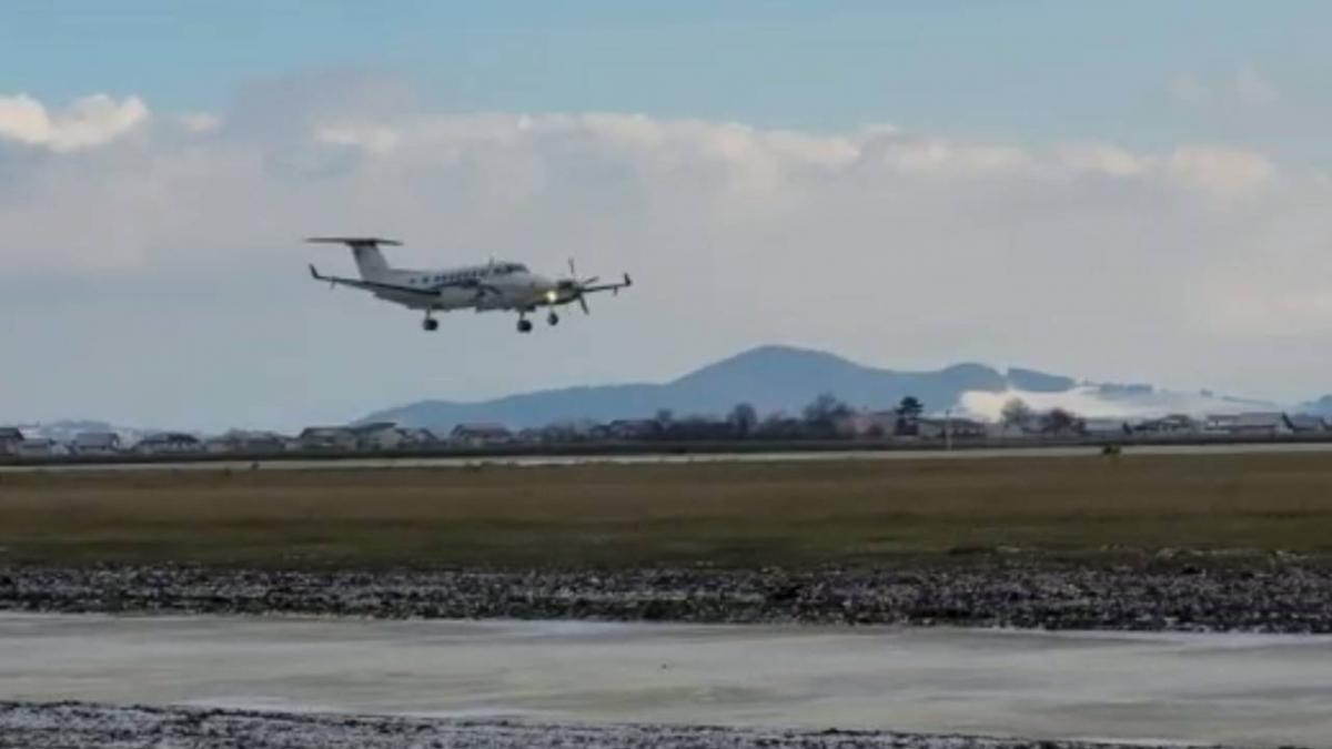 Momentul în care o aeronavă aterizează pentru prima dată pe Aeroportul ...