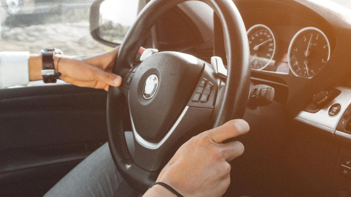 Scade vârsta minimă de obţinere a permiselor de conducere pentru unele ...