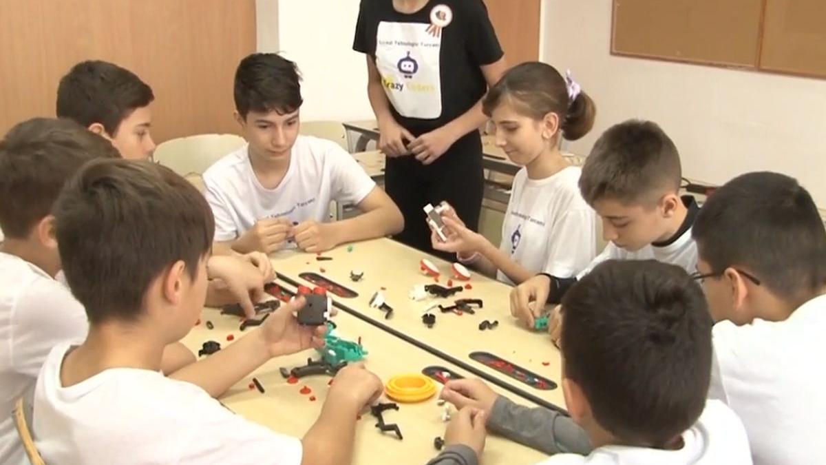Robot capabil să colecteze deşeuri din apă, creat de elevii români