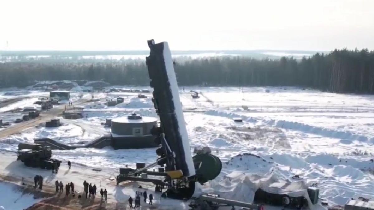 Rușii au încărcat o rachetă nucleară Yars într-un lansator și au ...