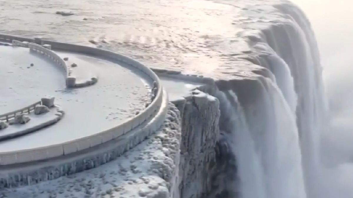 Cascada Niagara a înghețat din cauza valului de ger. Imagini ...
