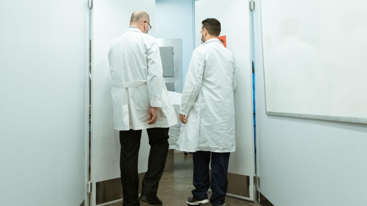 Un gorjean care a murit pe stradă se află de o lună la morga Spitalului ...