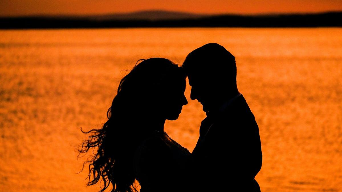 Când se pune busuioc sub pernă şi cum afli chipul ursitului. Nopțile în ...