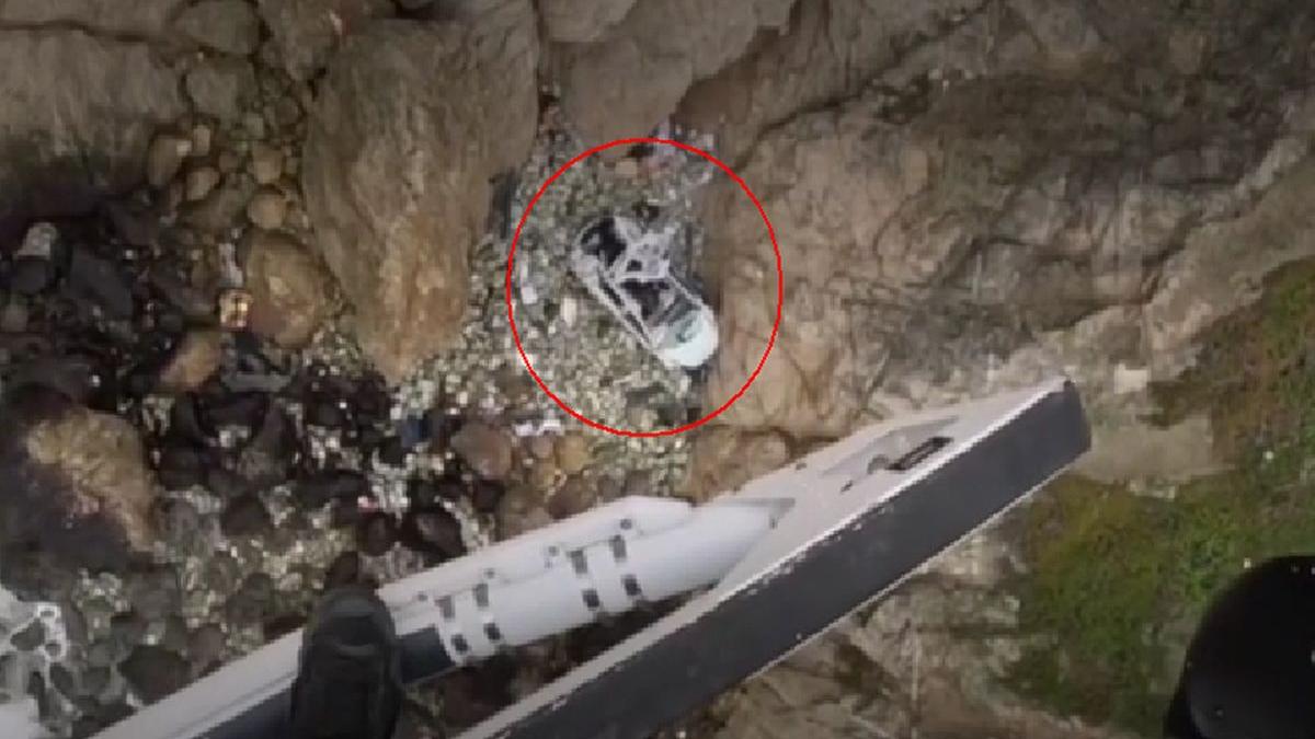 Operațiune dramatică de salvare, după ce o mașină Tesla a plonjat în ...