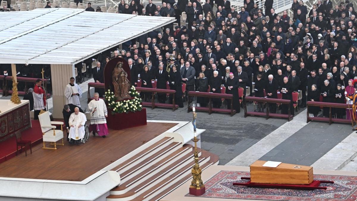 Slujba de înmormântare a lui Benedict al XVI-lea, oficiată de Papa ...