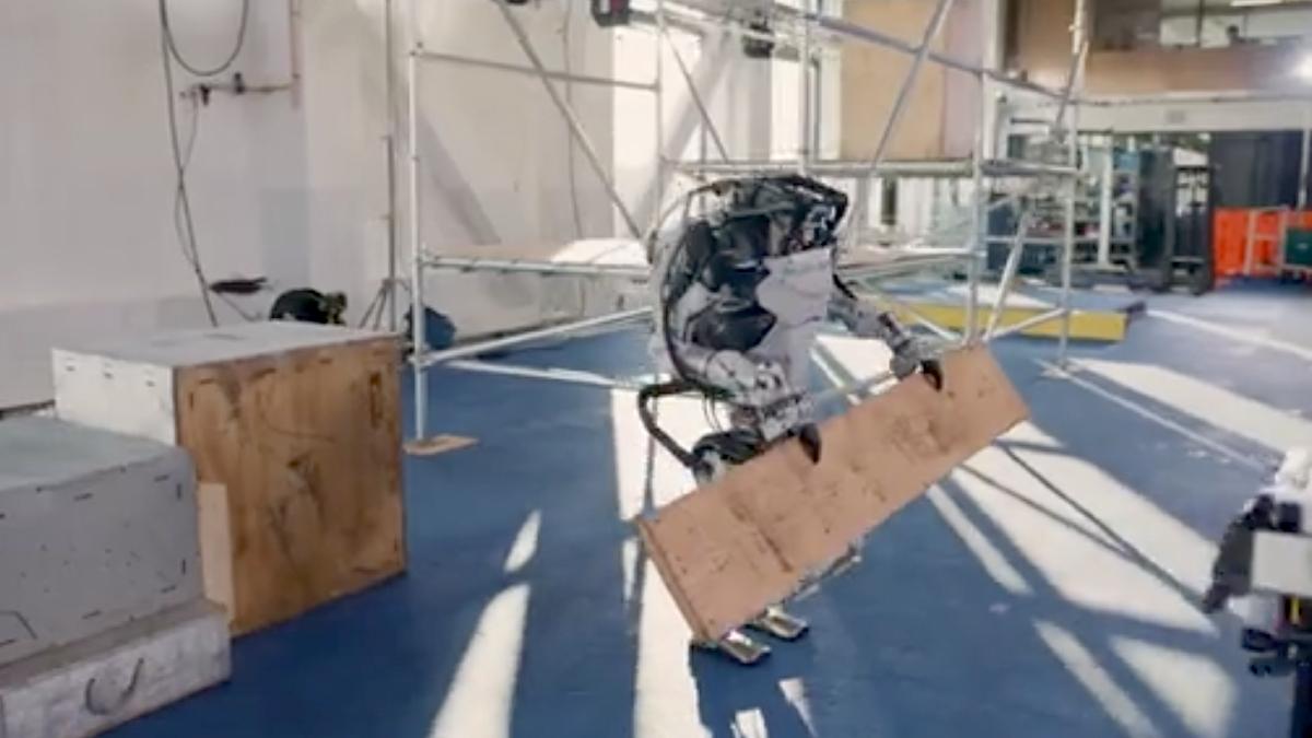 Robotul Atlas impresionează din nou: A fost filmat în timp ce ajută un ...