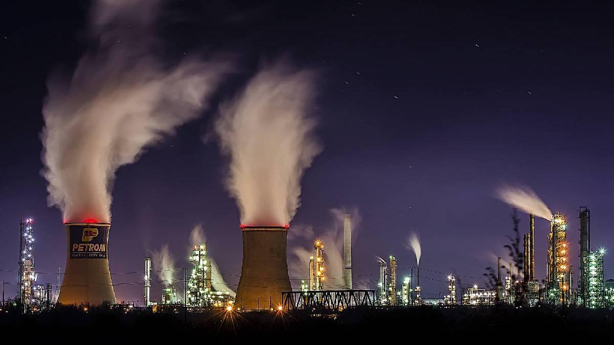Amendă de 100.000 lei pentru rafinăria Petrobrazi. Localnicii s-au ...