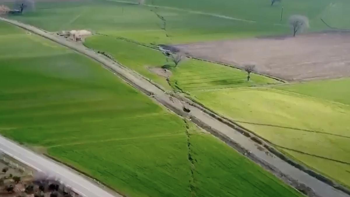 Așa arată falia lăsată în urmă de cutremurul din Turcia. Imaginile ...