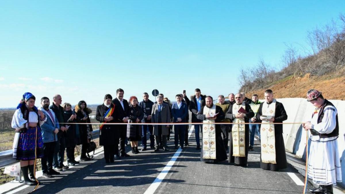Alai cu preoţi şi funcţionari publici la inaugurarea unui drum ...
