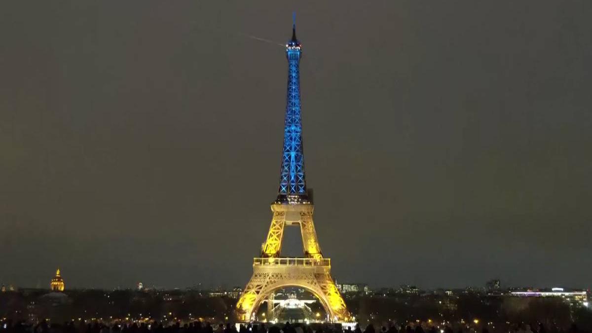 Turnul Eiffel, iluminat în culorile Ucrainei | "Parisul rămâne angajat ...