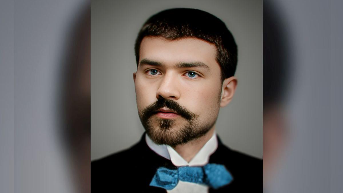 Recunoşti personajul? Românul chipeş cu papion şi ochi verzi, "cioplit ...