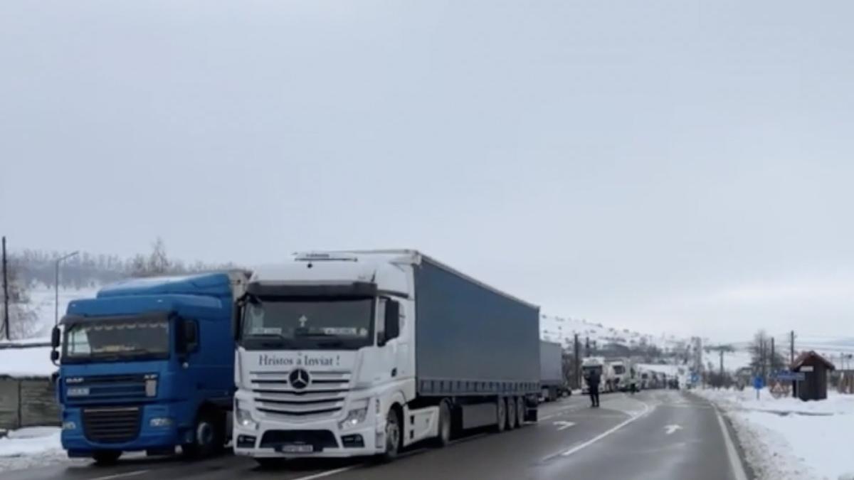 Trafic blocat complet pe DN2 în Suceava! Coloană de TIR-uri de 35 de ...