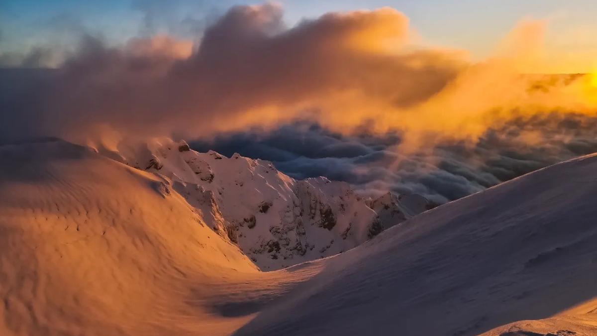 Imagini spectaculoase cu răsăritul, surprinse la Stația Meteo Vârful Omu