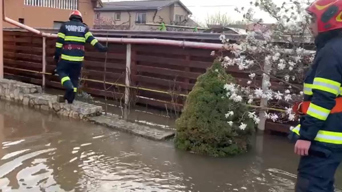 Dezastru înainte de Paște. Zeci de case, inundate după o avarie la o ...