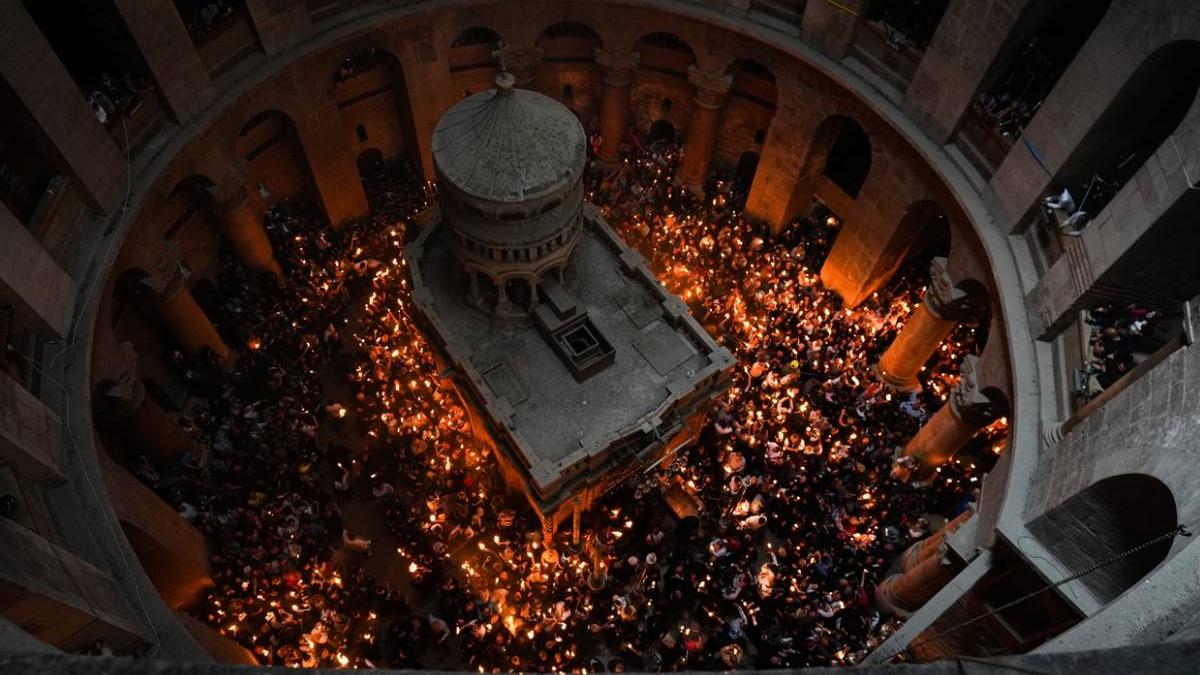 Imaginile momentului: Lumina Sfântă s-a aprins la Ierusalim