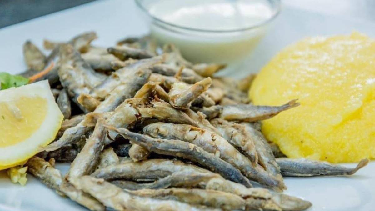 Cât a ajuns să coste o porție de hamsii cu mămăliguță, la mare, în ...